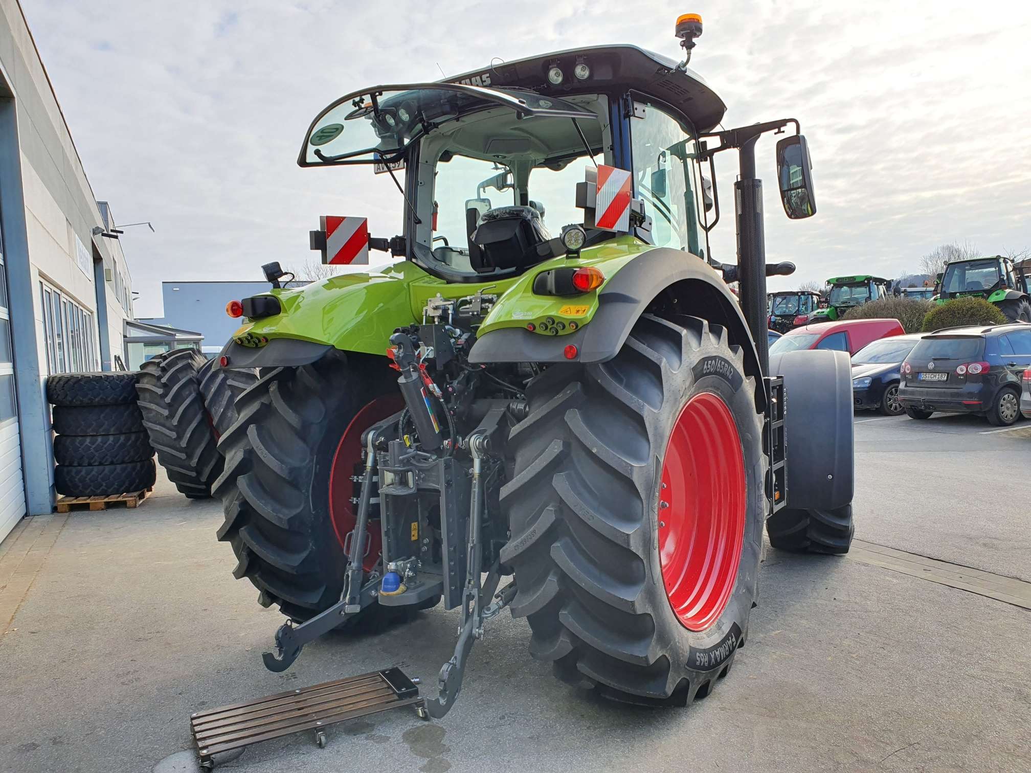 Tres maneras de elegir la presión correcta para los neumáticos de su tractor | CEAT Specialty ...