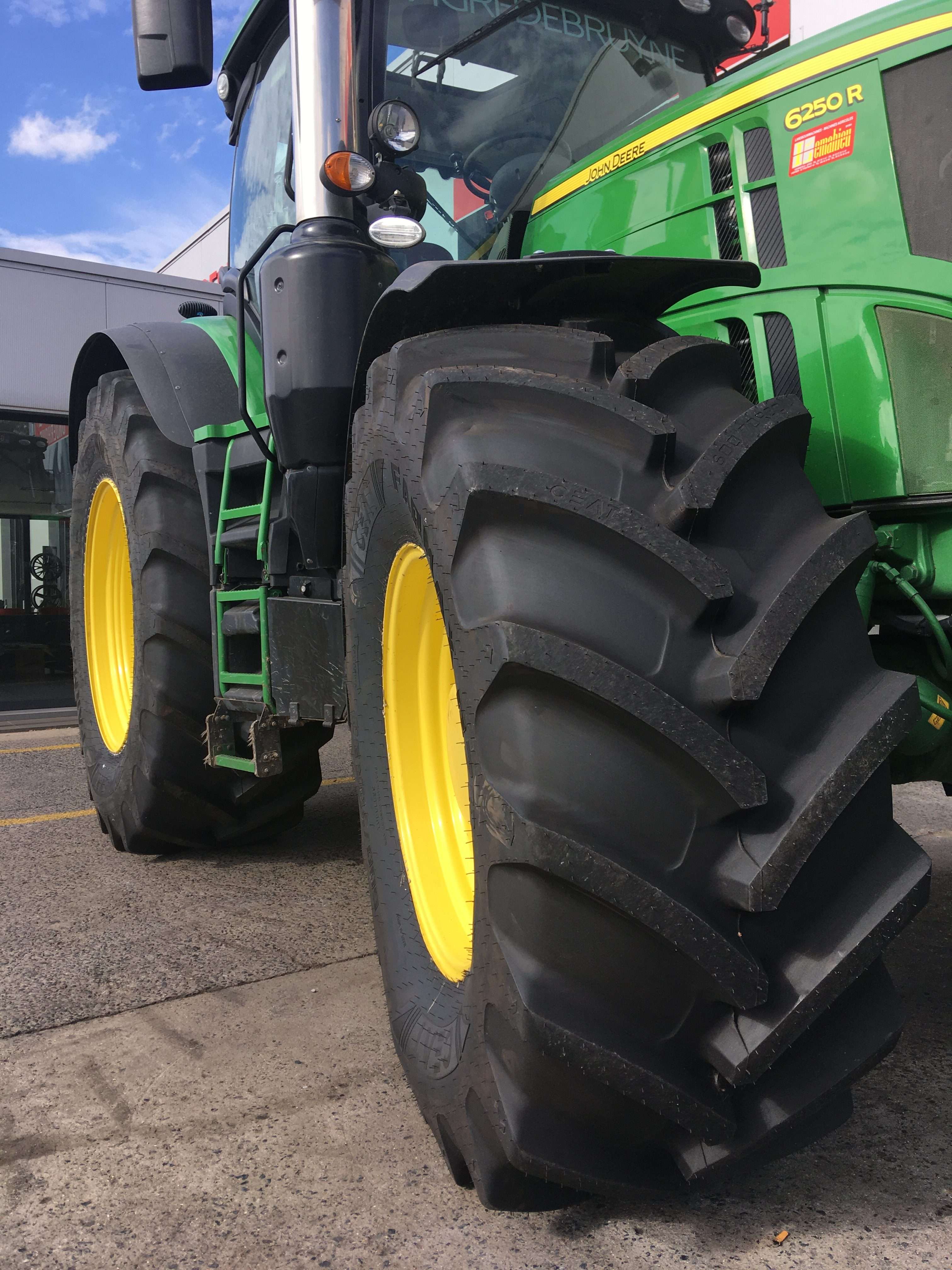 ¿Por qué utilizar neumáticos y ruedas de distintos tamaños en la parte ...