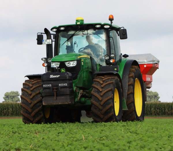 How FARMAX R2 tractor tyres ensure top-notch self-cleaning capabilities?